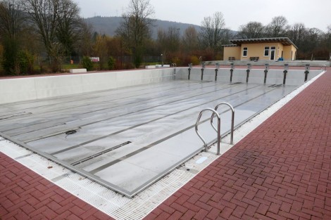 Freibad Leimen: Folienabdeckung für Schwimmbecken zur Wärmeisolation ...